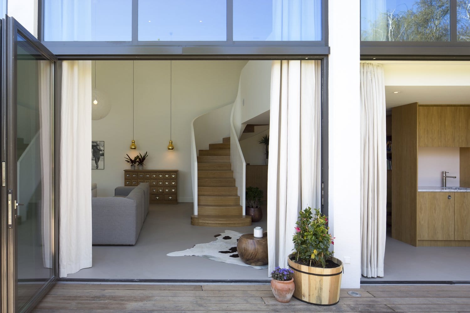 Jaren 60 villa, maatwerk interieur, ronde open trap 2014-128 ...